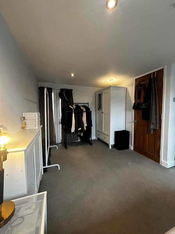 'Large En-suite Room £900 p/m' Room to Rent from SpareRoom