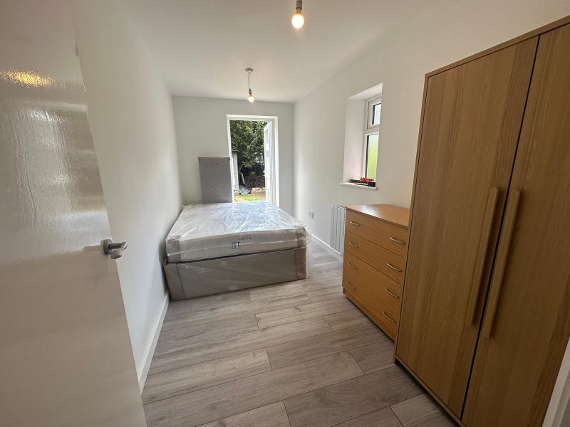 '🌟 Charming Large Studio Flat in Edgware 🌟' Room to Rent from SpareRoom