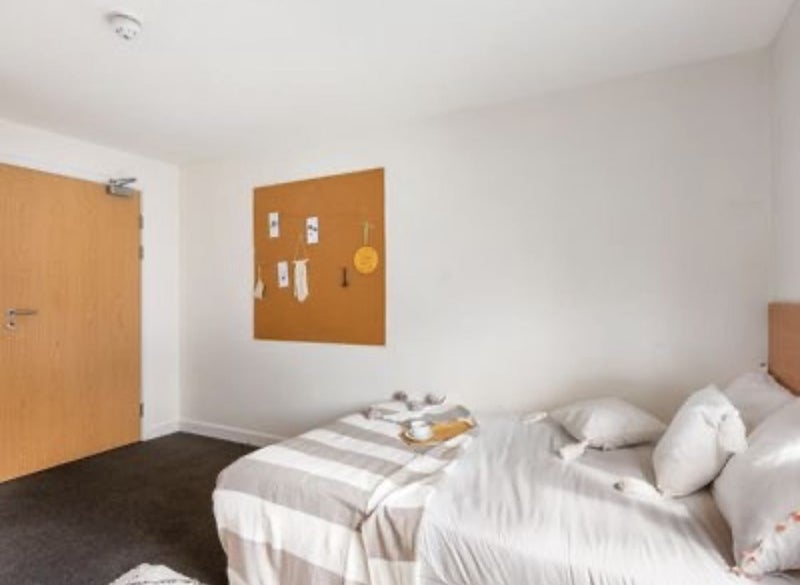 'Classic en-suite available with free parking ' Room to Rent from SpareRoom