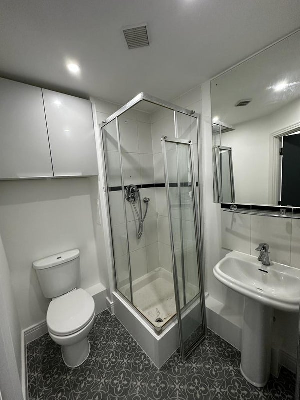 'En-suite Double Bed w facilities near Pontoon Dock' Room to Rent from ...