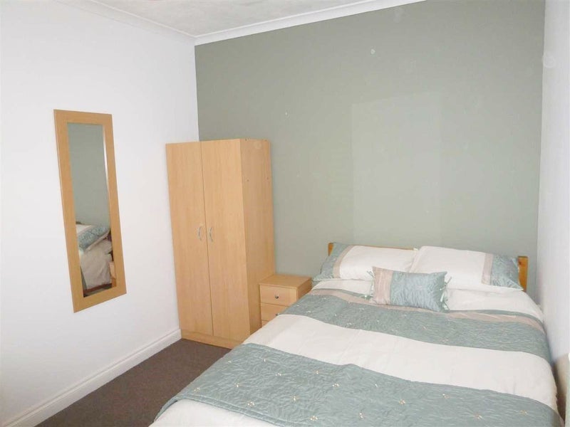 'Large Double Bedrooom Near City Center ' Room to Rent from SpareRoom