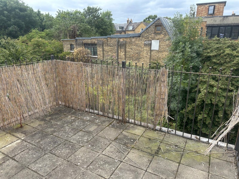 'Fully refurbished split level flat with terrace' Room to Rent from ...