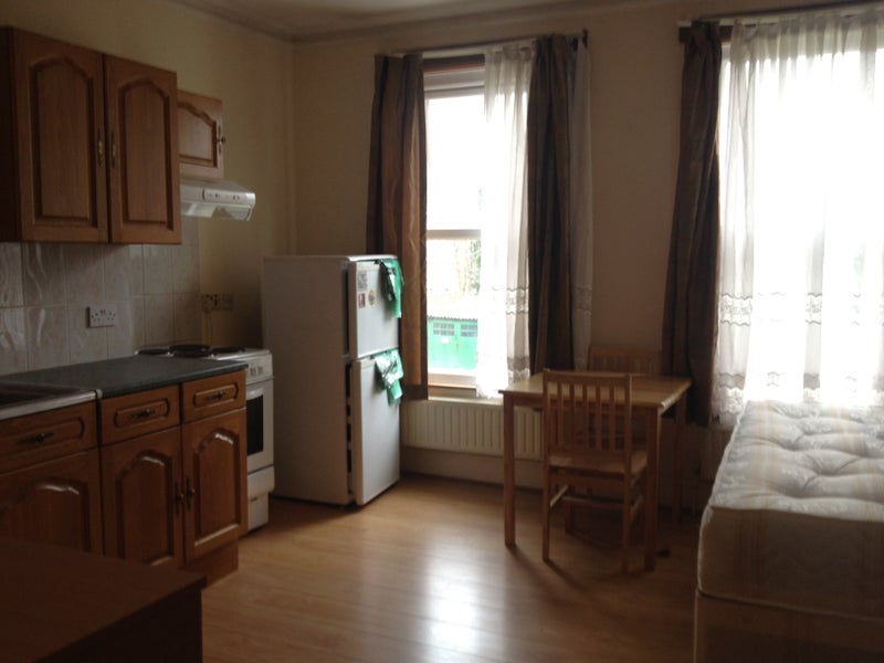 'Large Studio Flat in Clapton Including All Bills' Room to Rent from ...