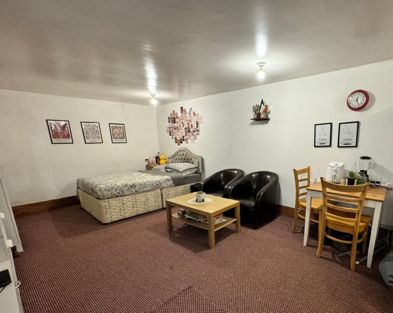 'Beautiful Studio Apartment Crawley ' Room to Rent from SpareRoom