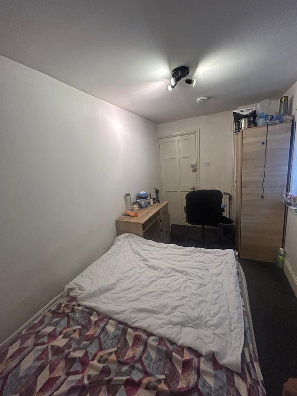 '2 single rooms to let' Room to Rent from SpareRoom
