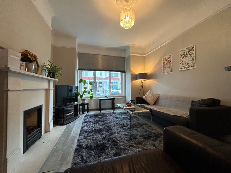 'Double Room in large house in Balham' Room to Rent from SpareRoom