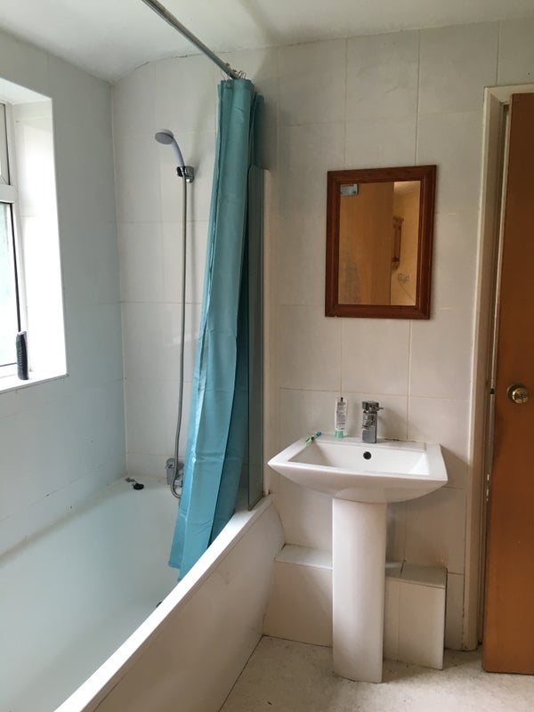 'Fully furnished single bed to let in LN2' Room to Rent from SpareRoom