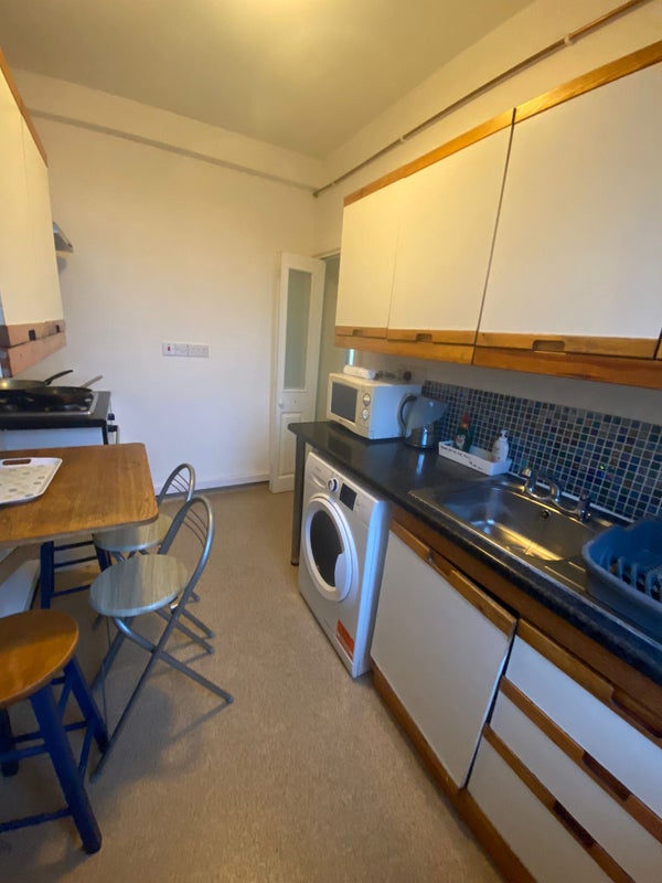'Zone 1 flat next to London Bridge' Room to Rent from SpareRoom