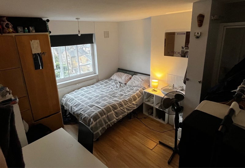 'Double Bed - 2 min walk from Clapham Junction' Room to Rent from SpareRoom