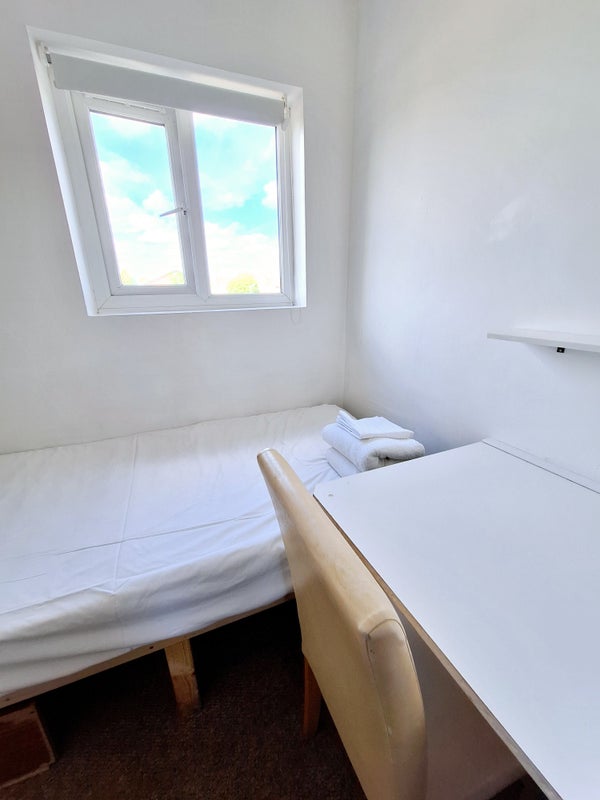 'Small Room for Rent at Heathrow (Harlington Corner' Room to Rent from ...