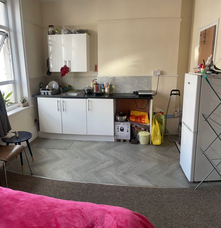 “Studio flat in tooting Available from 1st October” from SPARE ROOM.co.uk