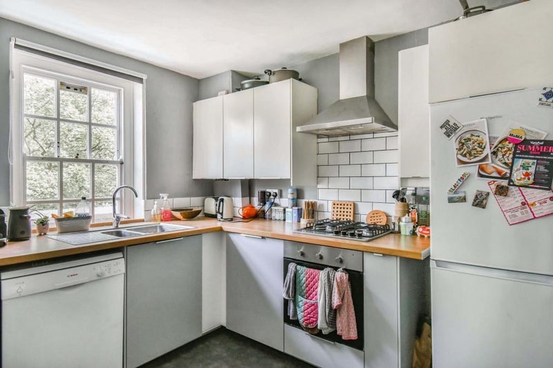 '1 Bright double rooms in 3 bed Stockwell Flat' Room to Rent from SpareRoom