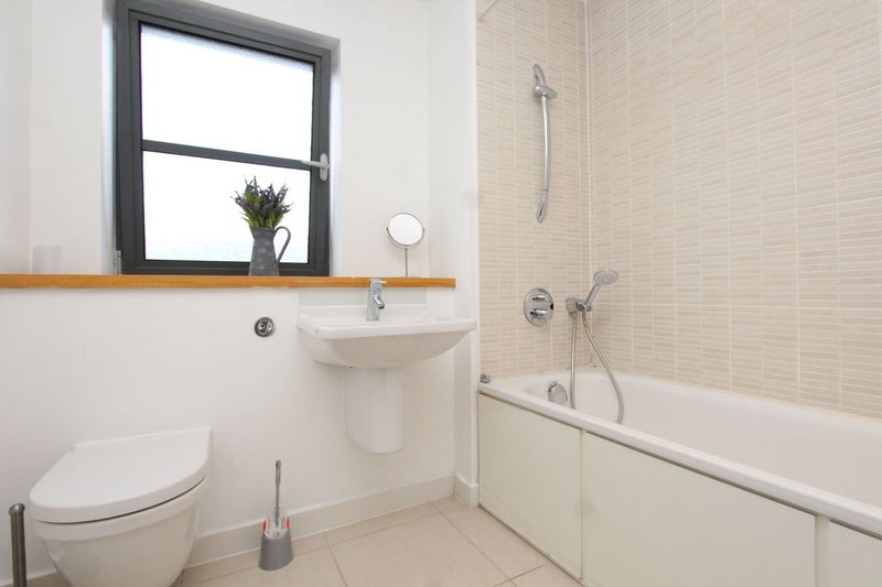 'Amazing Double Room By The Dlr Line ( Limehouse )' Room to Rent from ...