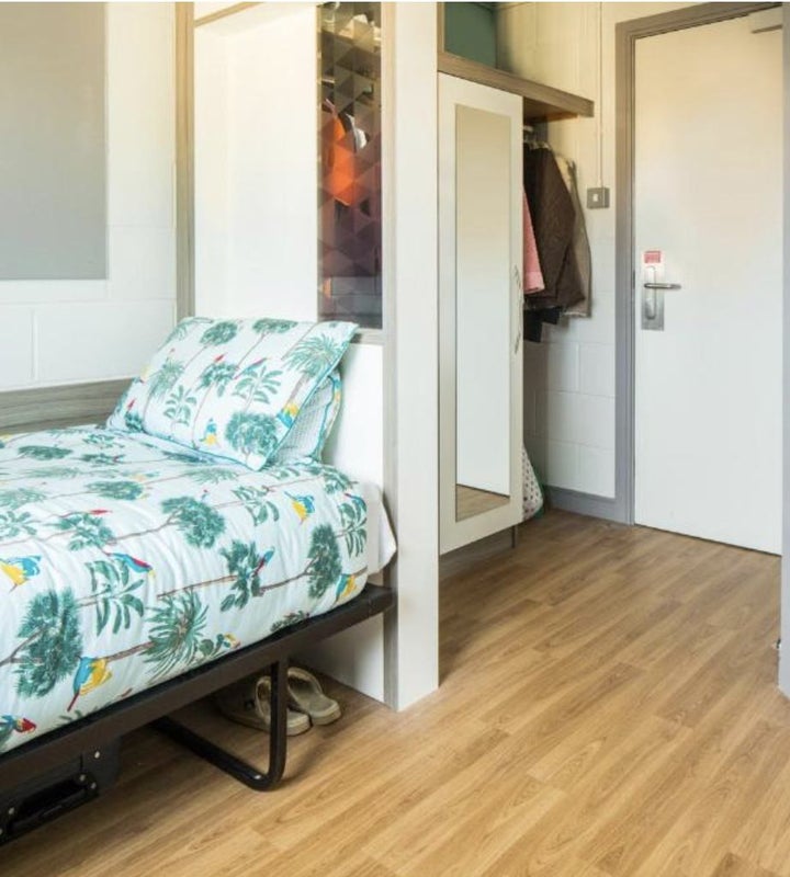 'Queens University Elms BT9 En-suite Room' Room to Rent from SpareRoom