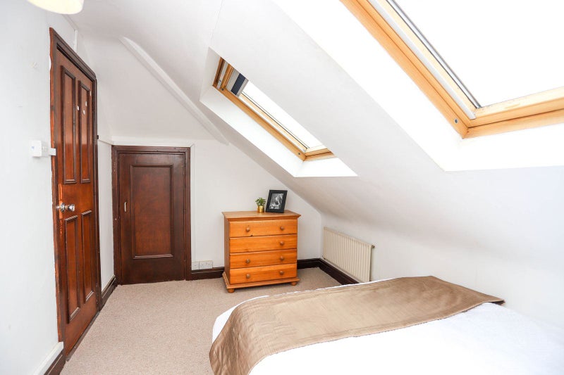 'Nice Top Floor Room in Ealing Common' Room to Rent from SpareRoom