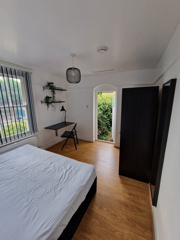 '2 double rooms - E1 - beautiful house !!' Room to Rent from SpareRoom