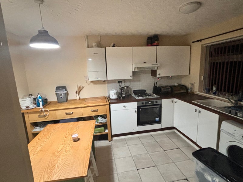 'Lovely rooms available in spacious clean house ' Room to Rent from ...