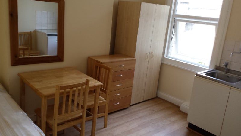 'Large Bedsit In Heart Of Dalston' Room to Rent from SpareRoom