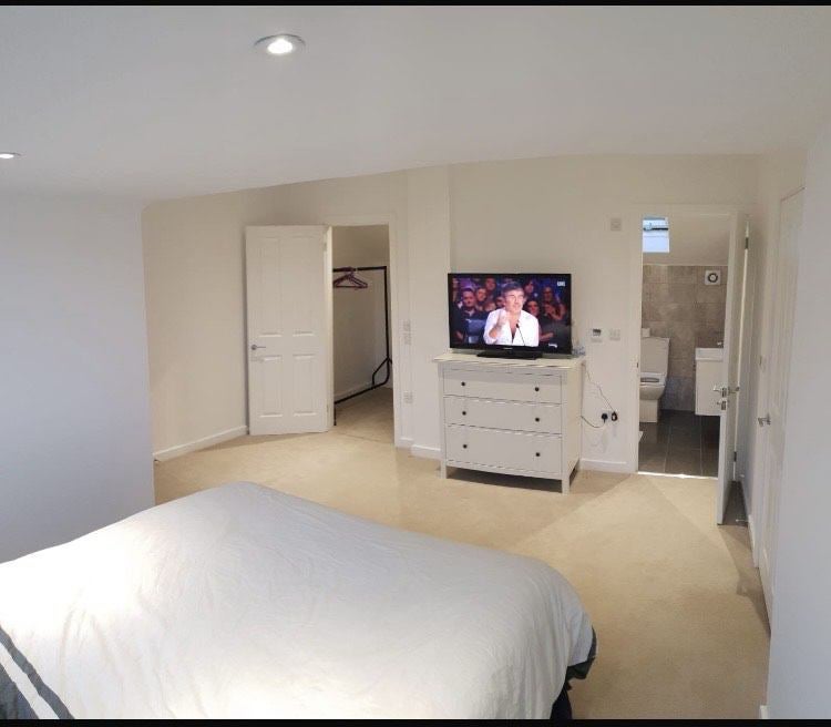 'Large en-suite double bedroom in modern flat' Room to Rent from SpareRoom