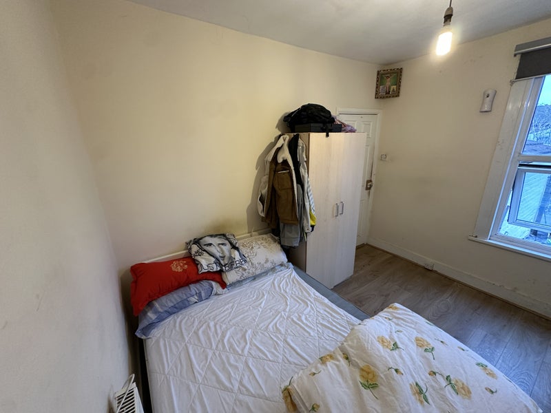 'Large double room available for single person ASAP' Room to Rent from ...