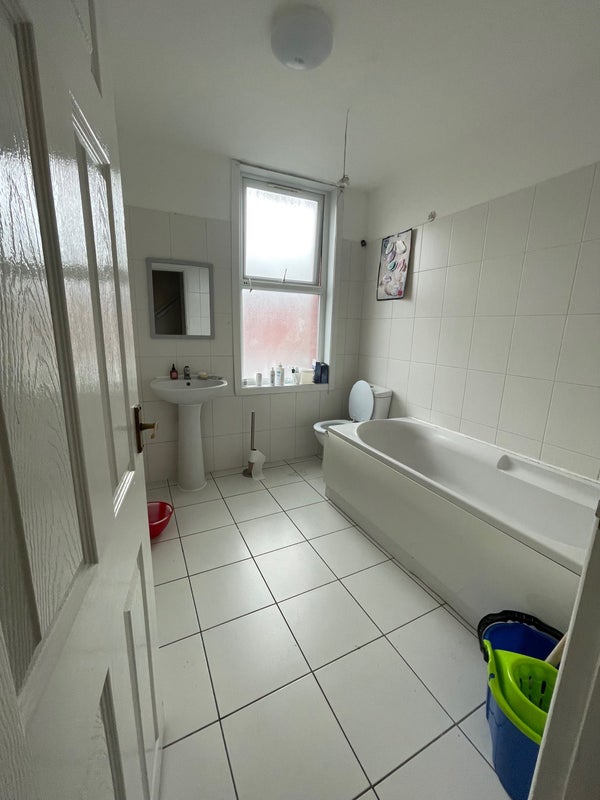 'Rooms Available For Tenants On Benefits' Room to Rent from SpareRoom