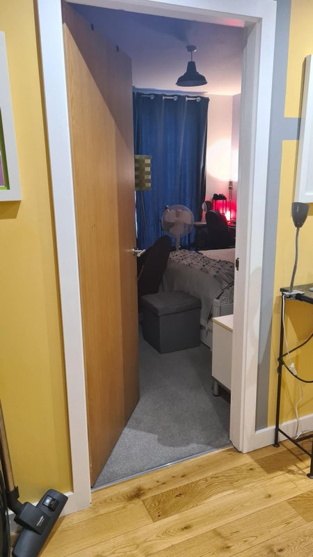'Spacious & Luxury Ensuite Room in M3' Room to Rent from SpareRoom