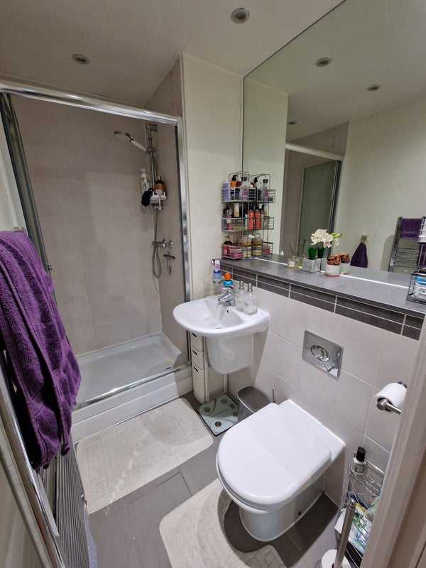 'Ensuite room in cozy 2bed2bath apartment' Room to Rent from SpareRoom