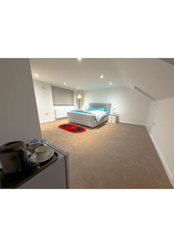 'Cozy Ensuite Double Bedroom with Shared Amenities' Room to Rent from ...