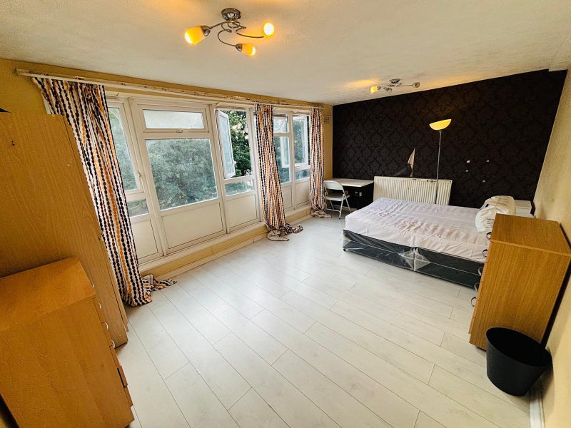 '🏠 Massive COUPLES Room Available in Bow! 🏠' Room to Rent from SpareRoom