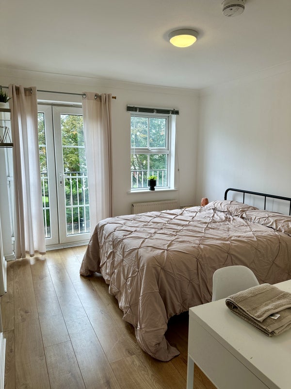 ' Bright & Spacious Double En-Suite Room' Room to Rent from SpareRoom