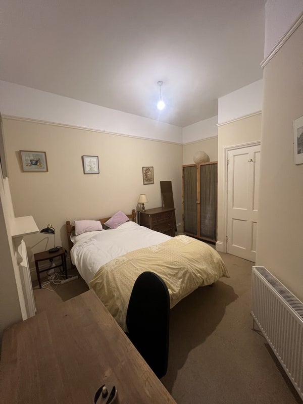 'Double Room in quiet, peaceful flat by the river ' Room to Rent from ...