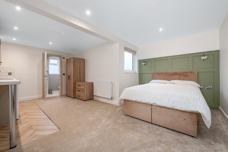 'Stunning Ensuite Room & Studio All Bills Included' Room to Rent from ...