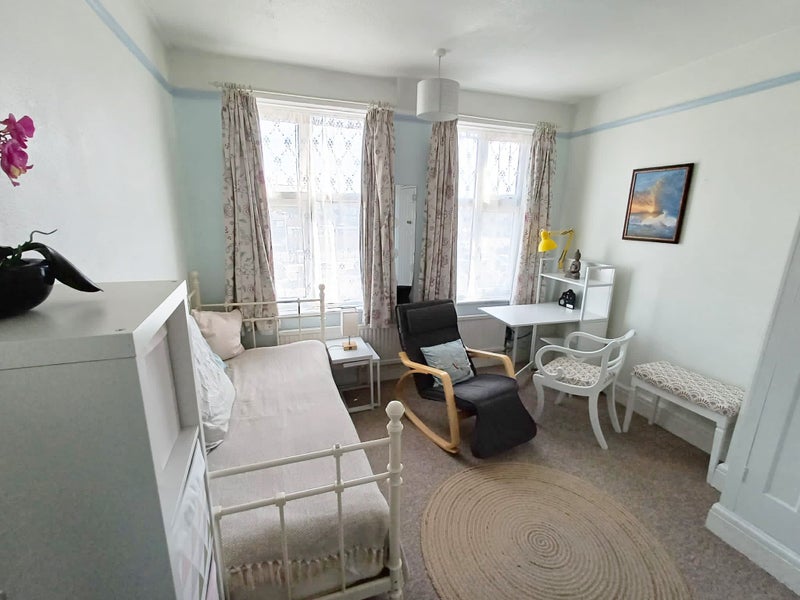 'Spacious Bright Double Bedroom in Ruislip Manor' Room to Rent from ...