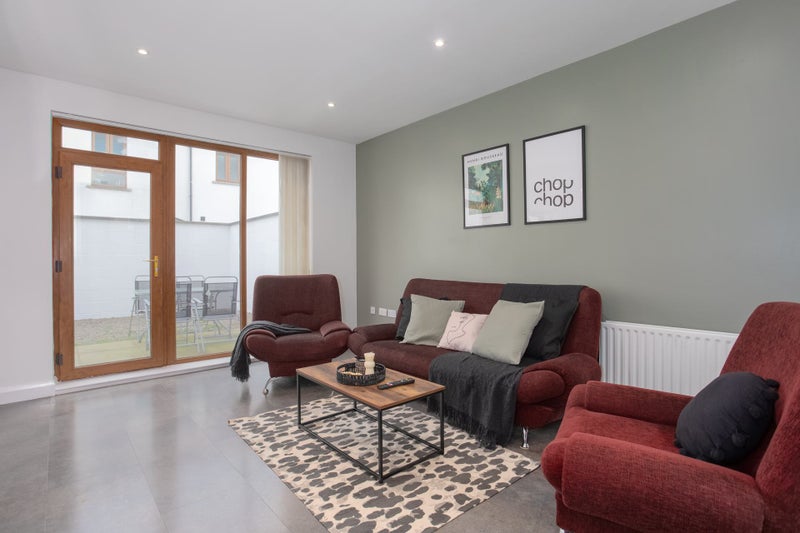 'Large En-Suite Room in BT5' Room to Rent from SpareRoom