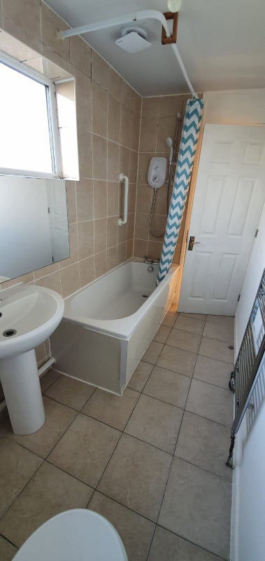 'Three bedroom house Luton marsh farm £1350' Room to Rent from SpareRoom