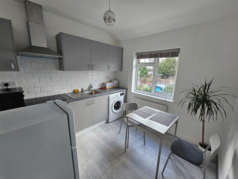 'Self contained 1st floor flat ' Room to Rent from SpareRoom