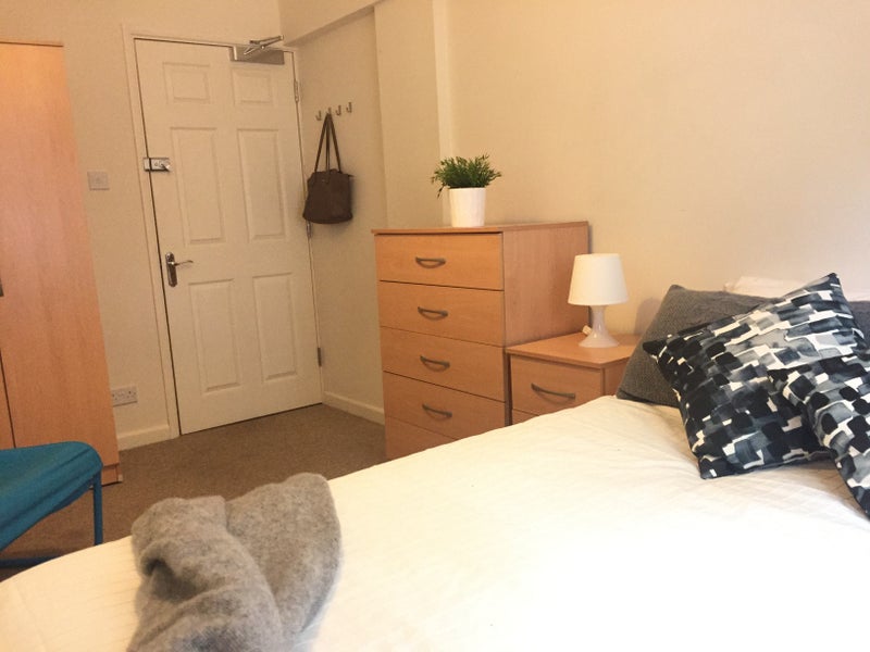 'Cosy Bedroom (STR)' Room to Rent from SpareRoom