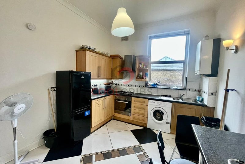 '2 bed in Elgin Avenue, Maida Vale, London, W9' Room to Rent from SpareRoom