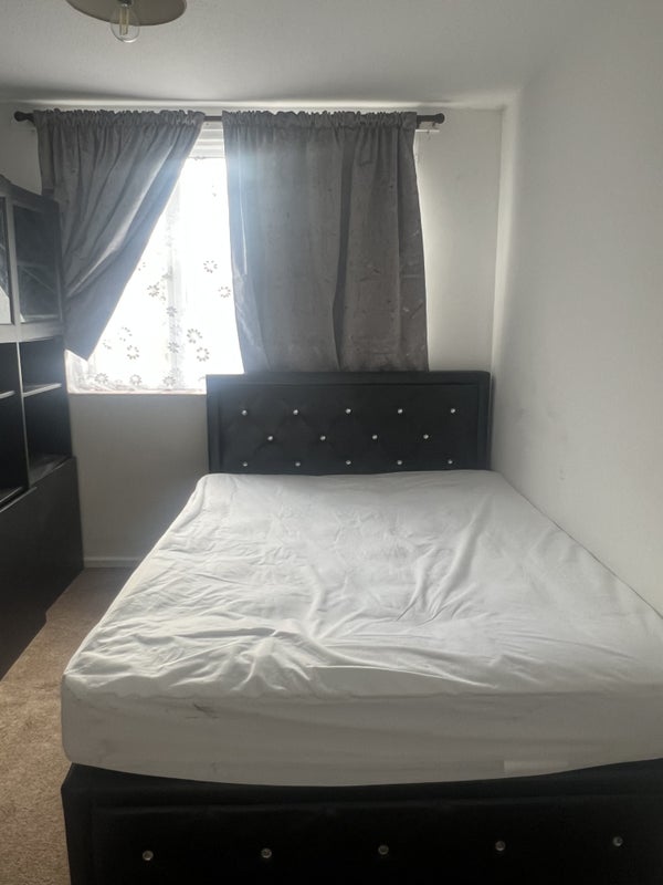 'Spacious rooms available for rent in a clean home' Room to Rent from ...