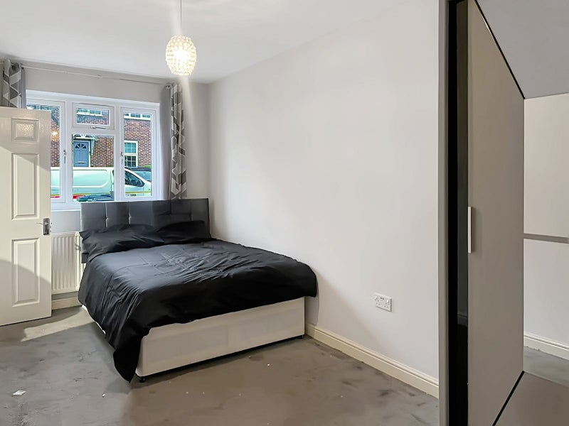 'Spacious Double Room with En Suite ' Room to Rent from SpareRoom