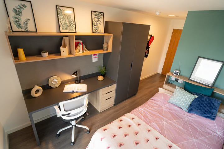 'Premium En-suite room 6 months contract' Room to Rent from SpareRoom