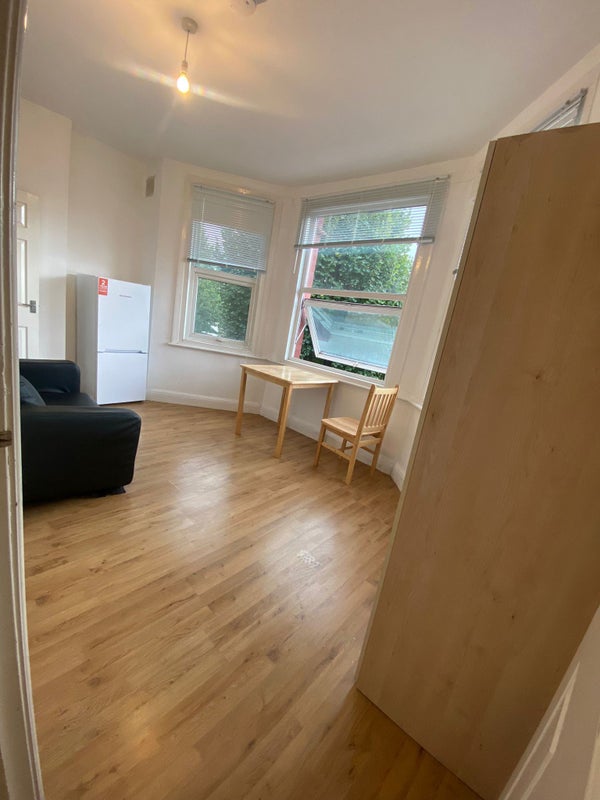 “Period conversion 1 bedroom flat - Willesden Green” from SPARE ROOM.co.uk