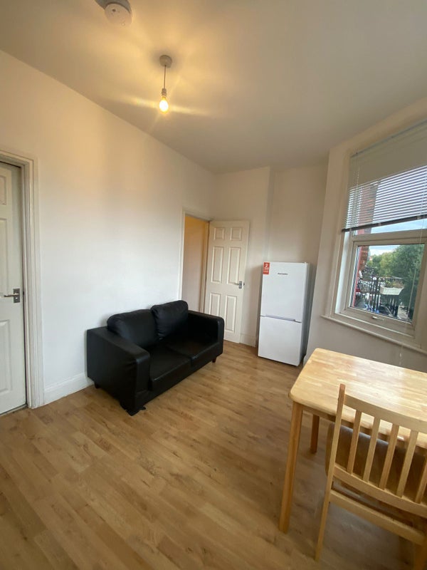 “Period conversion 1 bedroom flat - Willesden Green” from SPARE ROOM.co.uk