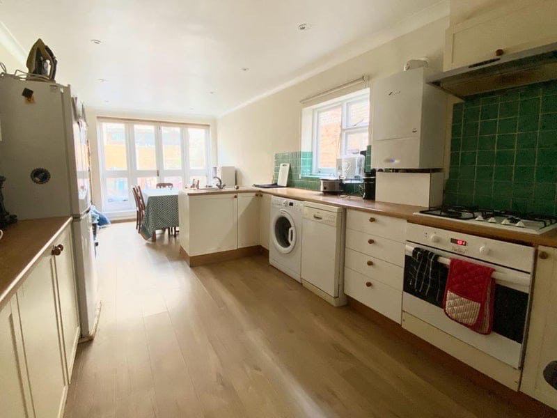 'Massive double room in friendly home (zone 2)' Room to Rent from SpareRoom