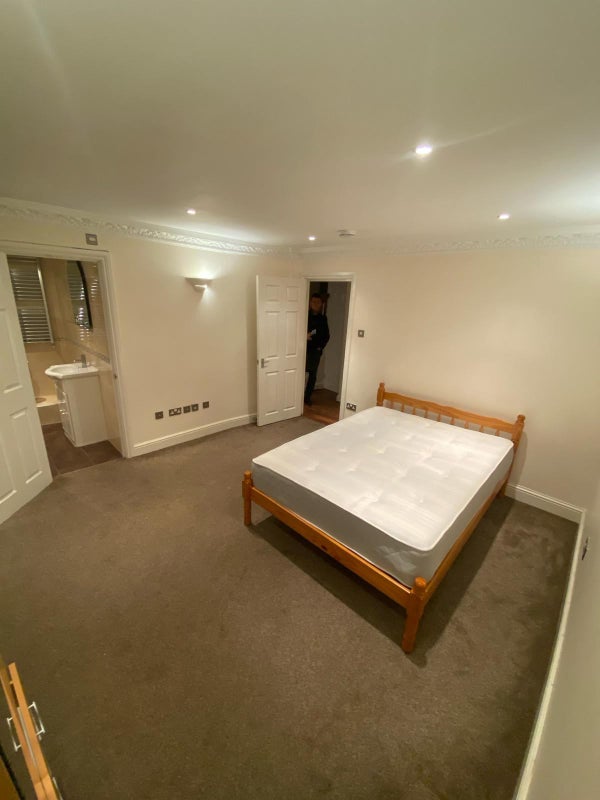 'Large Double En-Suite Room 😍 Greenwich 😍' Room to Rent from SpareRoom