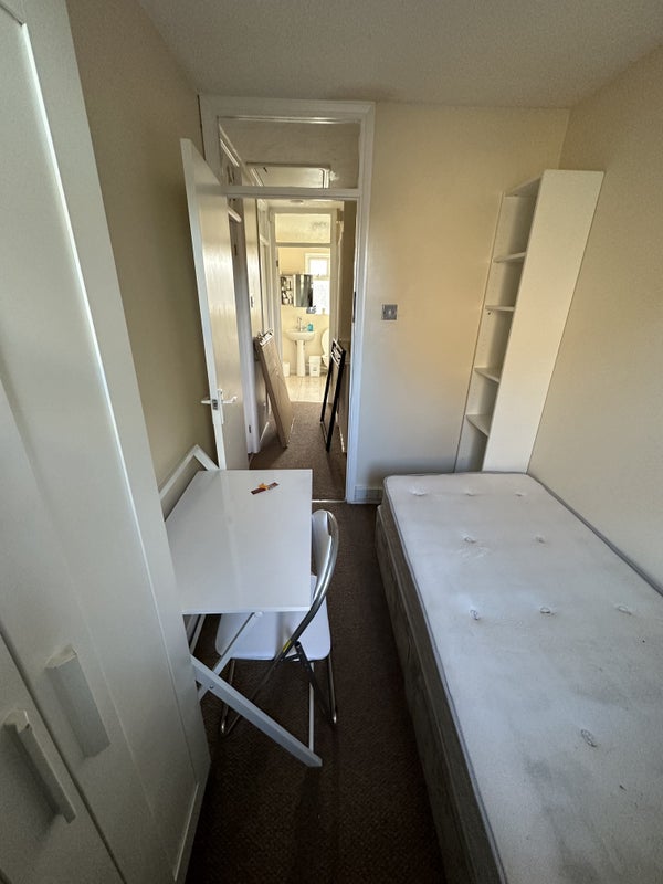 'BECKTON|Single Room |Nice Street\House' Room to Rent from SpareRoom