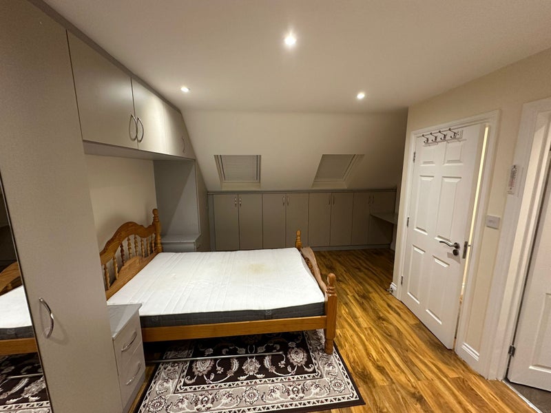 'Beautiful well furnished large En-suite loft room' Room to Rent from ...
