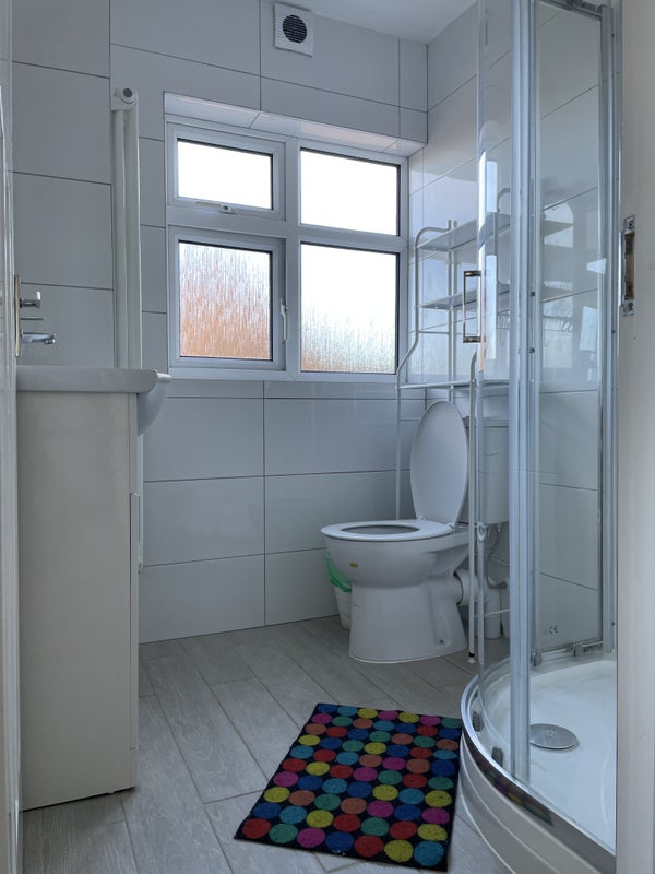 'Large en-suite fully inclusive with 2 more room a.' Room to Rent from ...