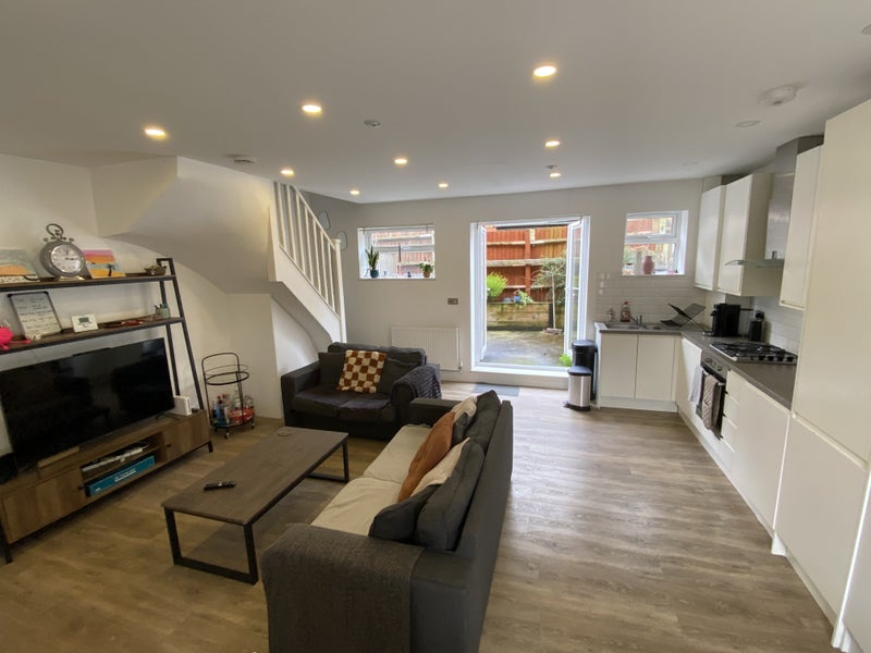 'Large Ensuite Double Room in Shared House' Room to Rent from SpareRoom