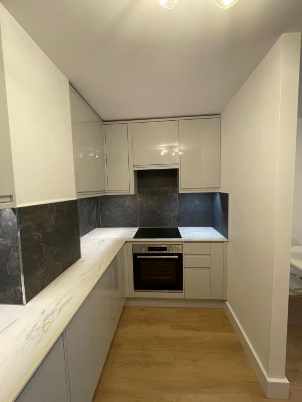 'Modern 2 bed flat in zone 1, Aldgate East' Room to Rent from SpareRoom